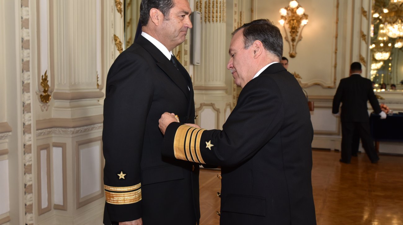 Contraalmirante Leonel Muñoz es condecorado por sus 40 años de servicio ...