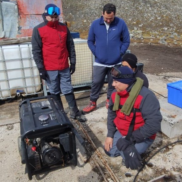 Base Naval Antártica “Arturo Prat” presta apoyo a expedición científica ...