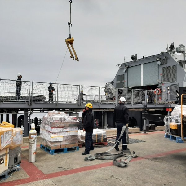 Con 25 toneladas de carga el OPV “Marinero Fuentealba” se traslada ...
