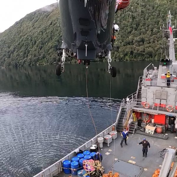 Servidores navales efectúan reabastecimiento de faro Cabo Raper ...