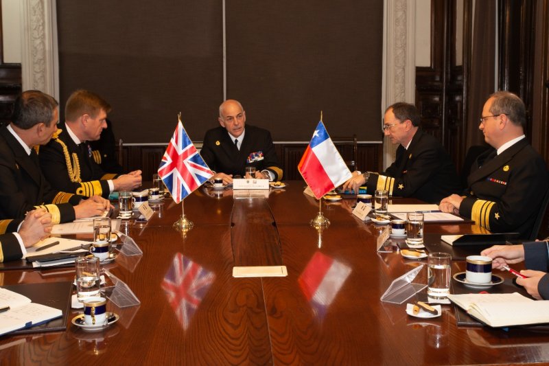 First Sea Lord de la Real Armada del Reino Unido visita nuestro país ...