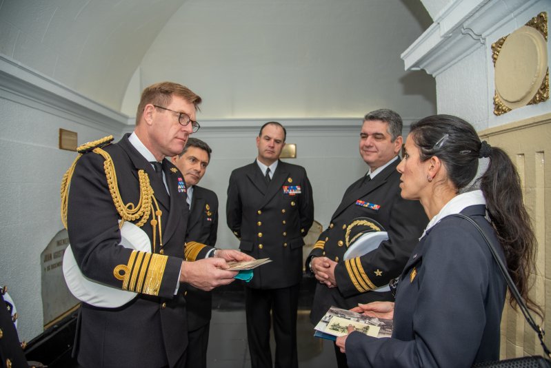 First Sea Lord de la Real Armada del Reino Unido visita nuestro país ...