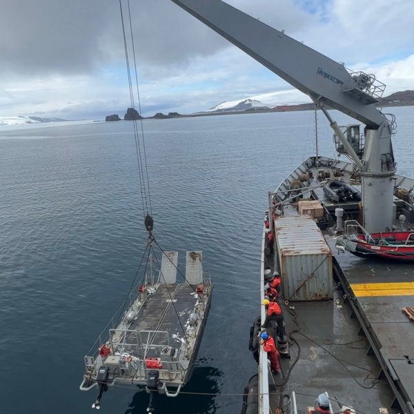 Transporte AP-41 “Aquiles” finalizó faenas en Base Naval Antártica ...