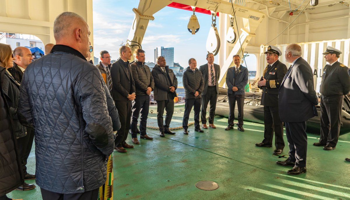Alumnos del Royal College of Defence Studies visitaron el Rompehielos ...